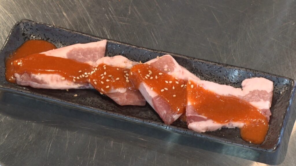 長野の「馬力飯」松本『MEAT BAR』焼き肉＆紅白ホルモン、締めは焼うどん