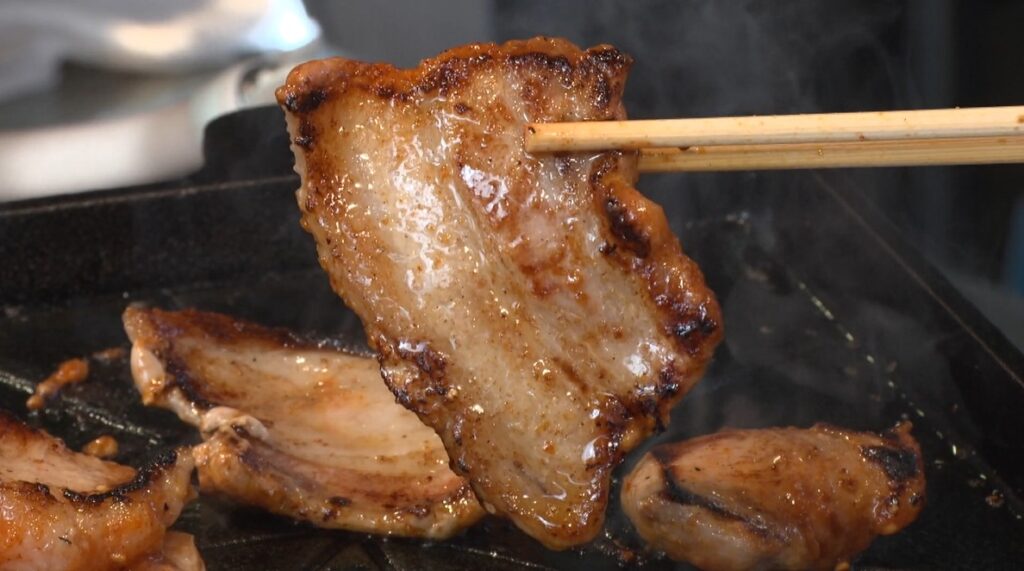 長野の「馬力飯」松本『MEAT BAR』焼き肉＆紅白ホルモン、締めは焼うどん